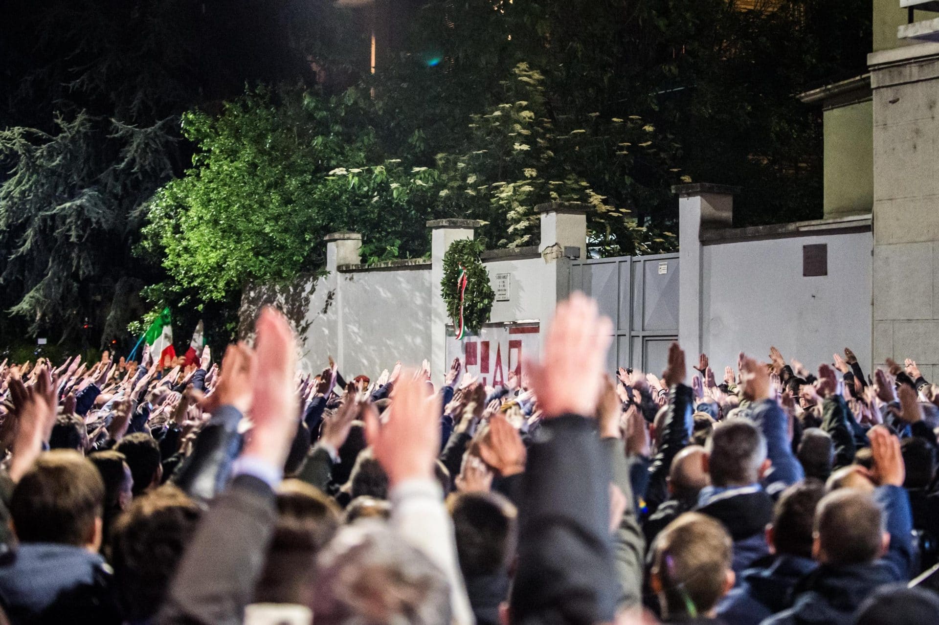 Il saluto romano viola la legge Scelba. Pronuncia delle Sezioni Unite ...