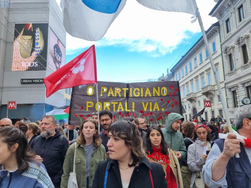 "O partigiano portali via", in centomila per il 25 Aprile di Milano ...