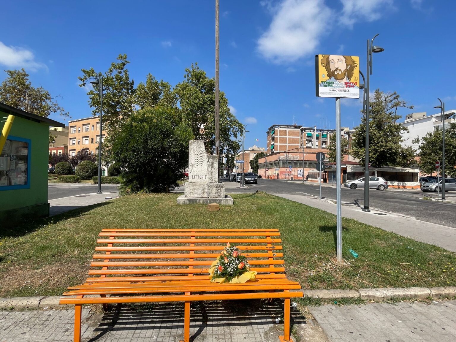 Fiori per ricordare Mario Paciolla sulla panchina arancione di Latina ...