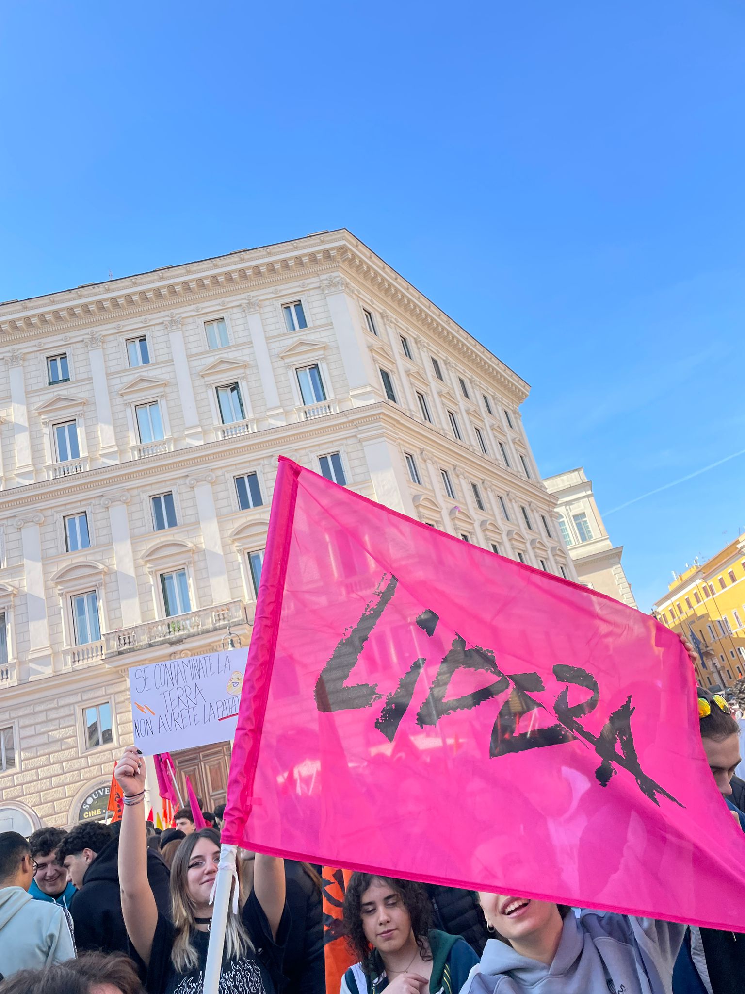 Voci e volti dal corteo di Libera, migliaia in marcia contro le mafie ...